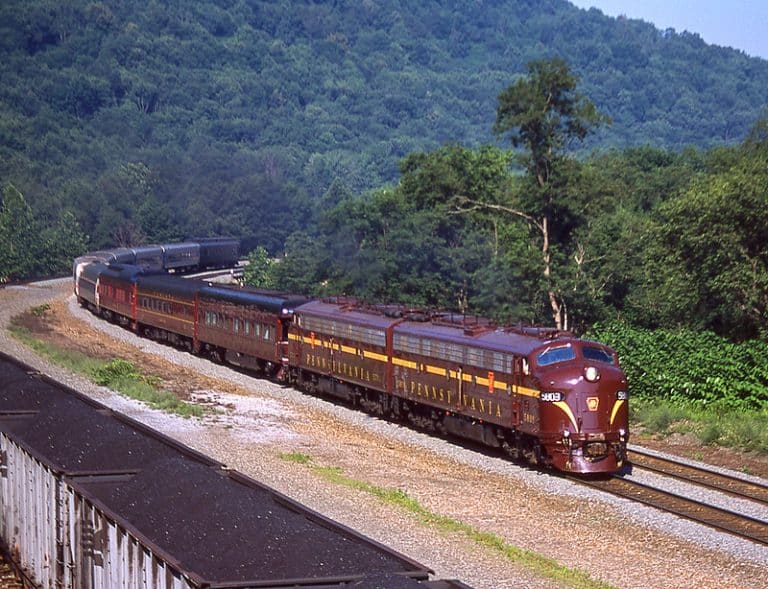 EMD E8 Locomotive | Worldwide Rails